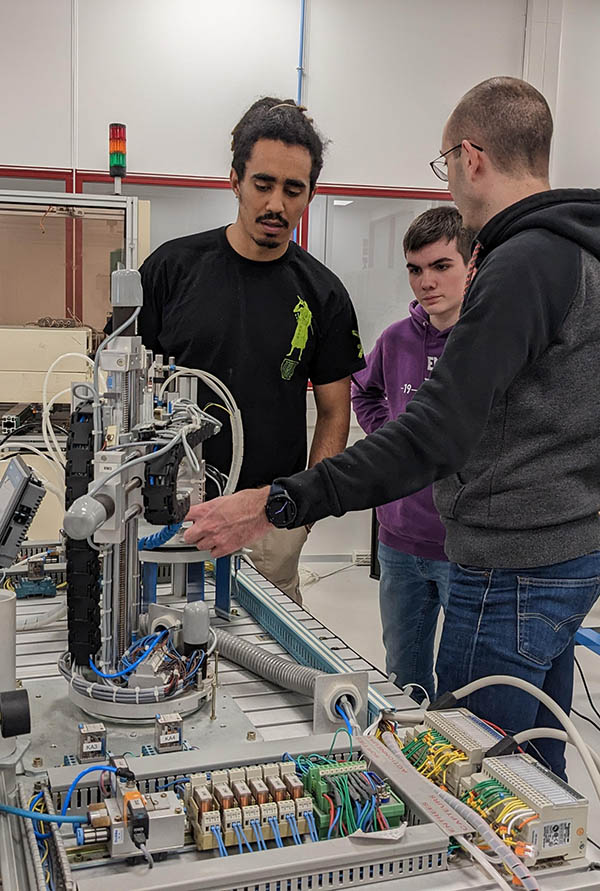 Automaticien : un métier varié, valorisant et passionnant - IUT Brest ...