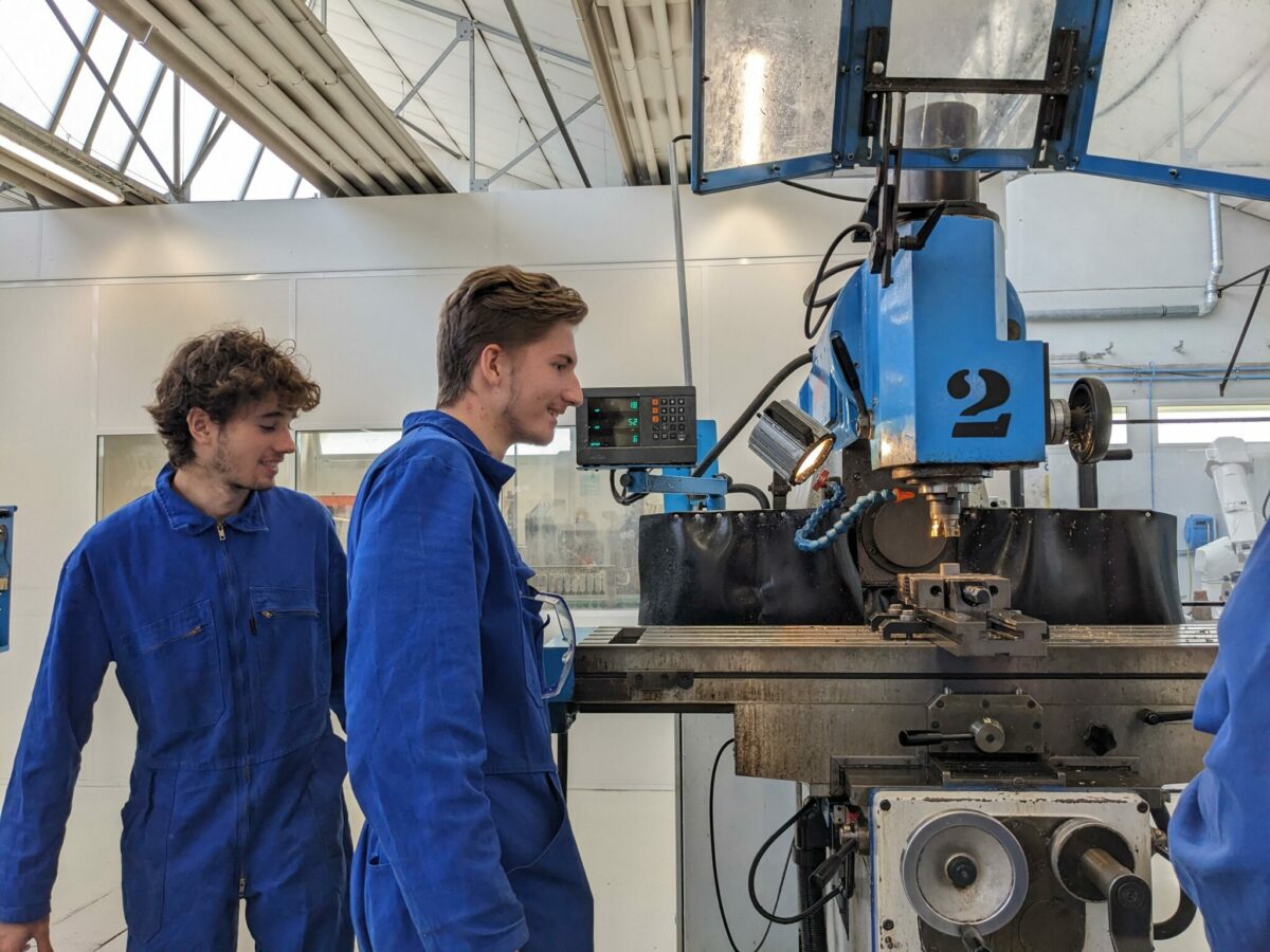 Premiers pas des étudiants dans l’atelier GMP - IUT Brest - Morlaix